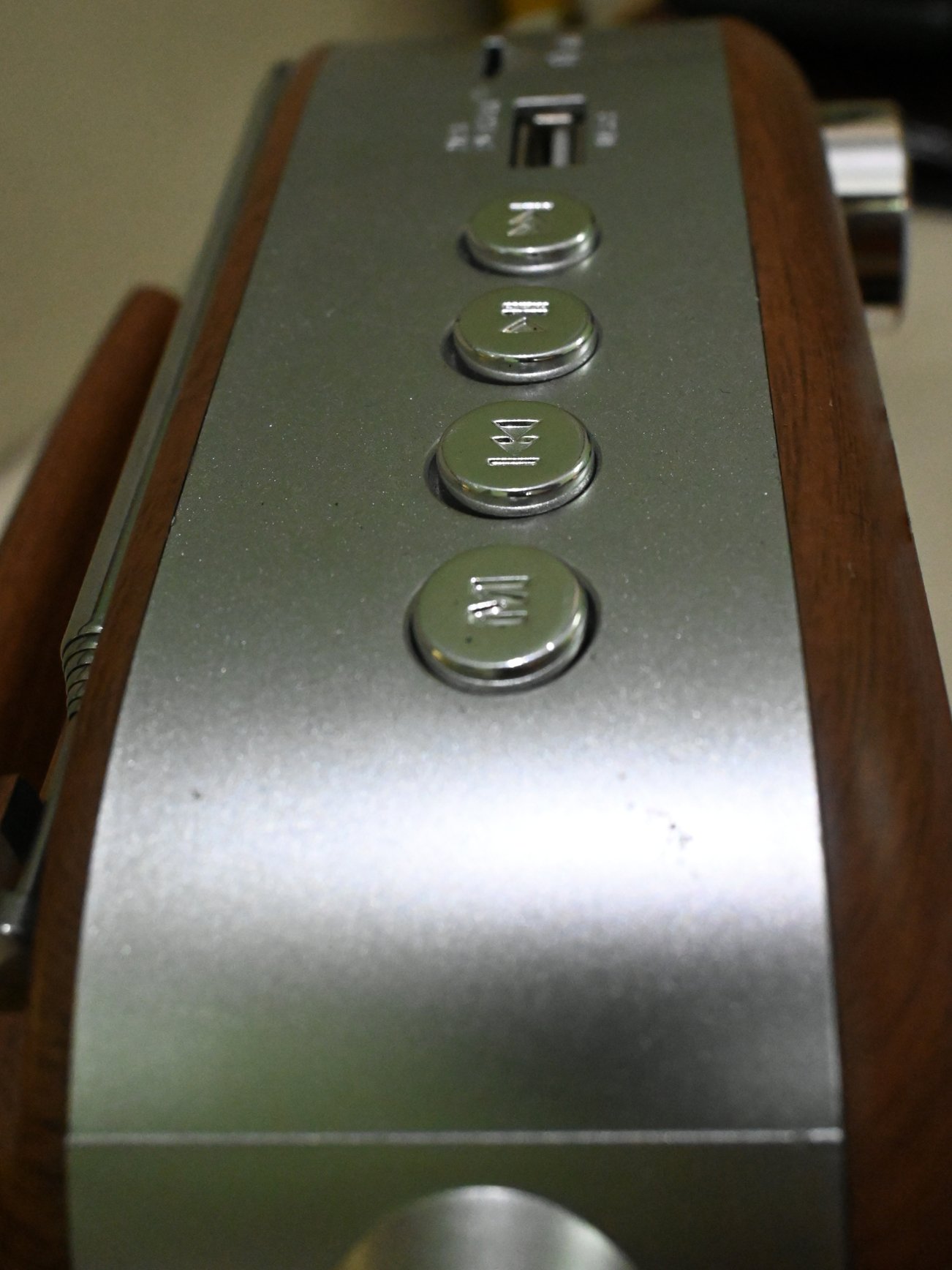 Picture of metal buttons on radio / music player - pepiko