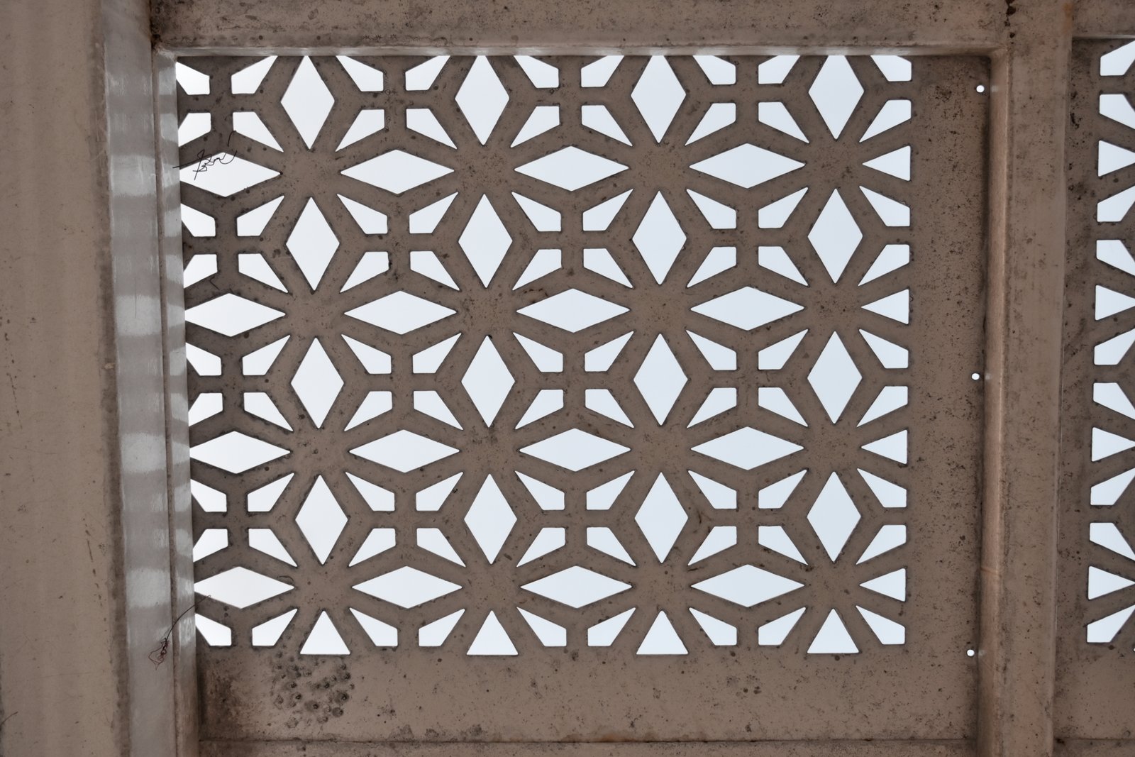 White painted metal grill - pepiko